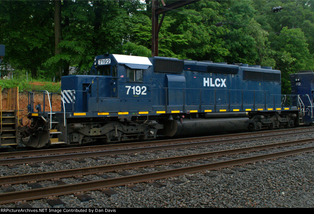 HLCX SD40-2 7192 in the middle on Q418-19